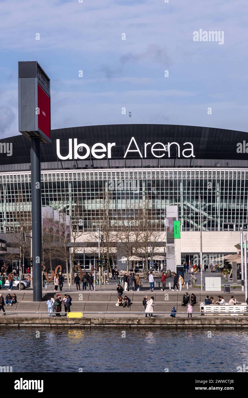 Die Mercedes-Benz-Arena wurde am 22.03.2024 in Uber Arena am Uber-Platz ...