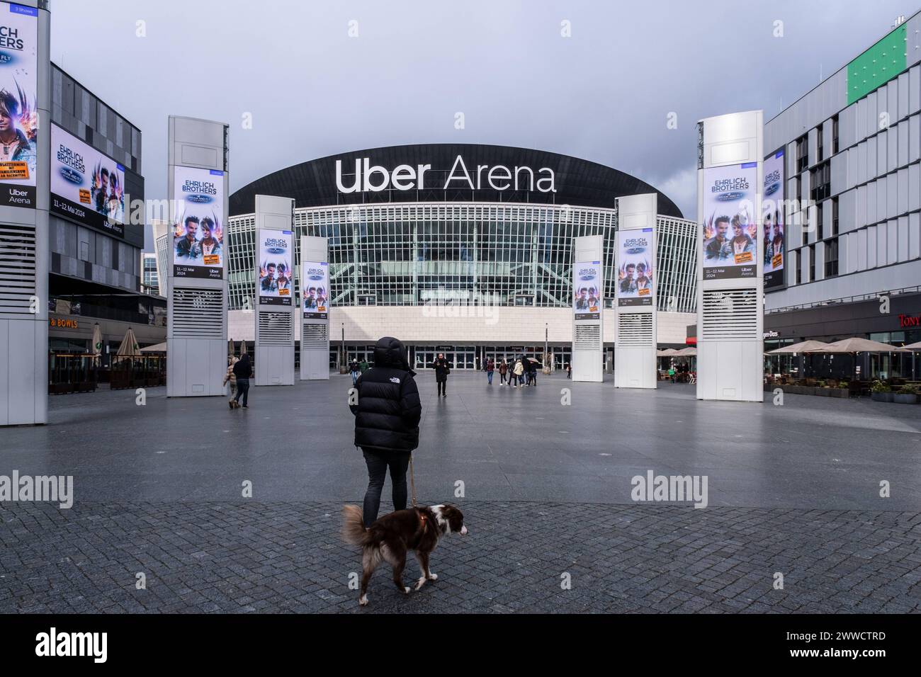 Die Mercedes-Benz-Arena wurde am 22.03.2024 in Uber Arena am Uber-Platz ...
