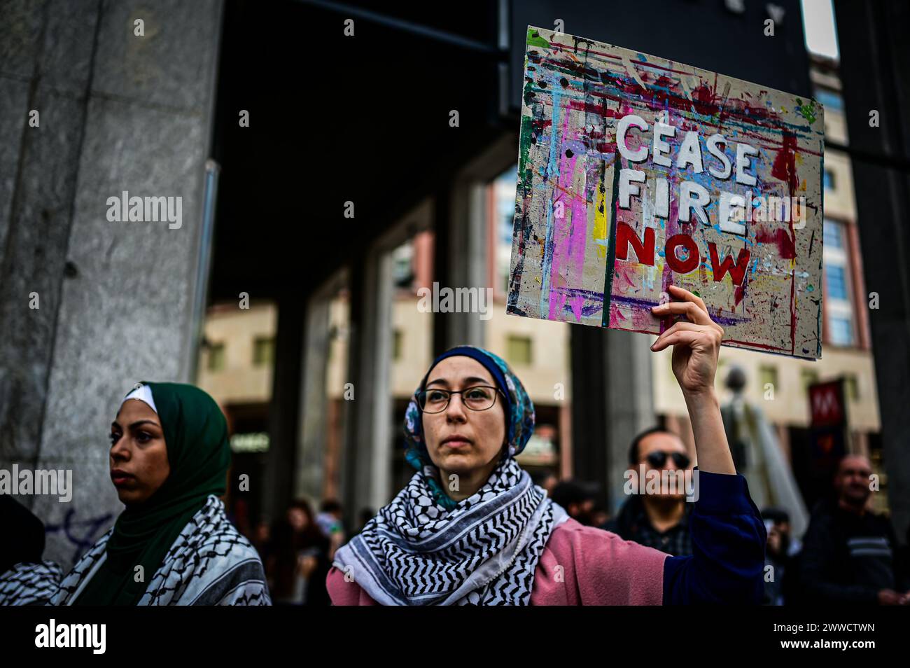 Ceasefire now placard hi-res stock photography and images - Alamy