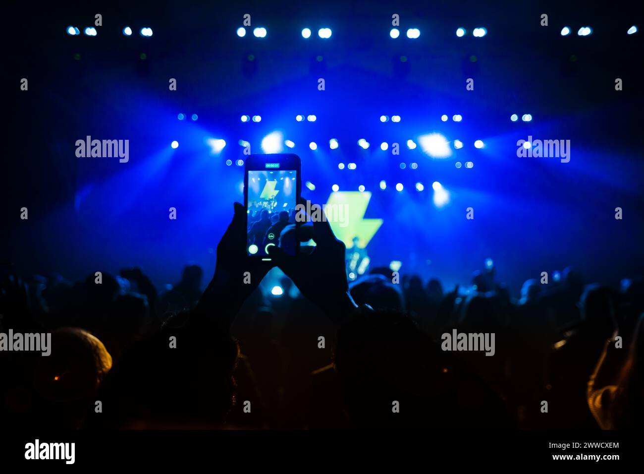 Hands phones on concert hi-res stock photography and images - Alamy
