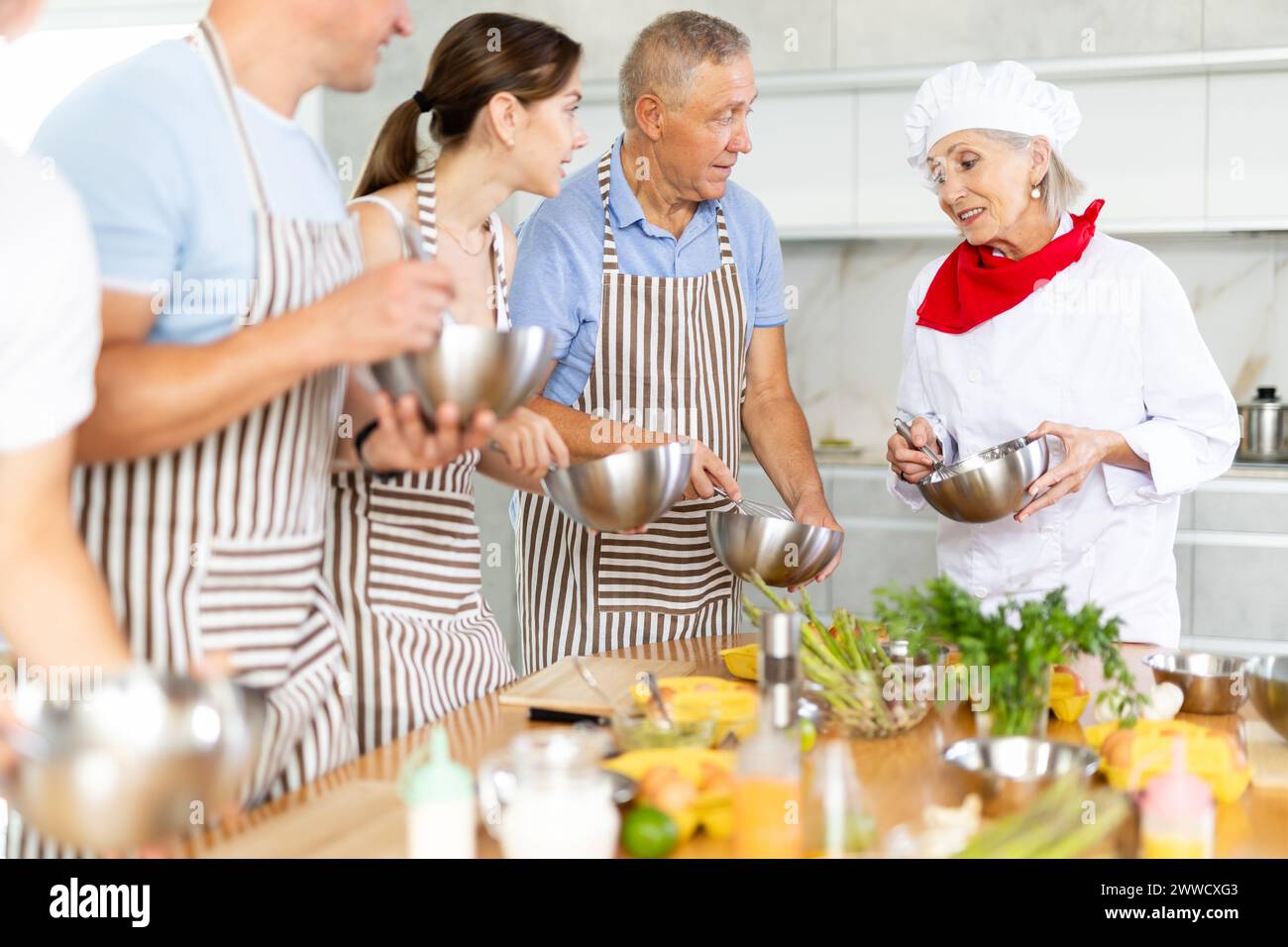 Elderly people cooking class hi-res stock photography and images - Alamy