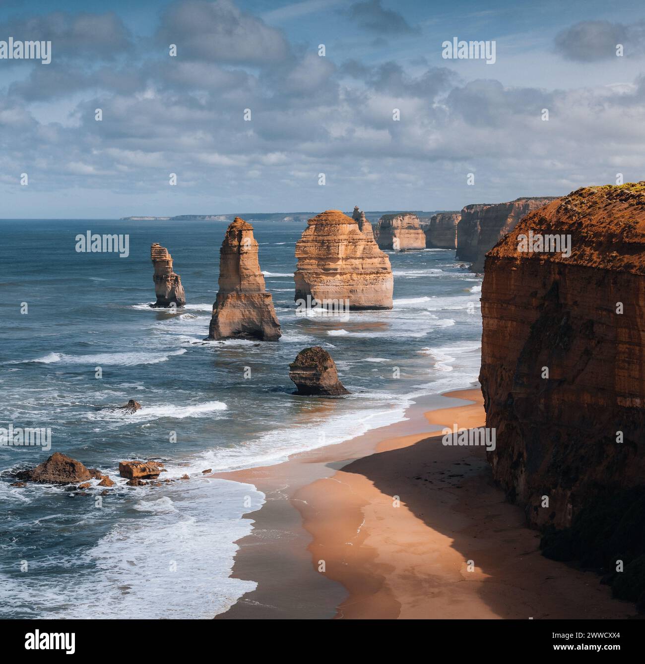 Great view at the rocks of the twelve apostels along the Great Ocean ...