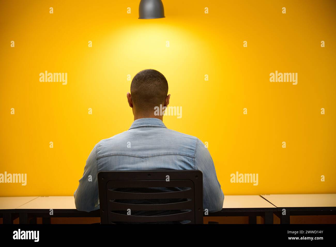 Photo guy sit table hi-res stock photography and images - Alamy