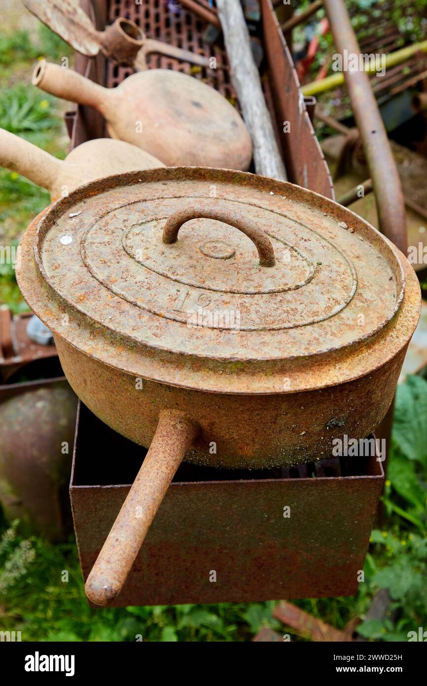 Old time pot hi-res stock photography and images - Alamy