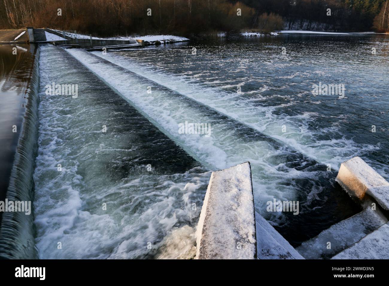 Water flowing down dam hi-res stock photography and images - Alamy