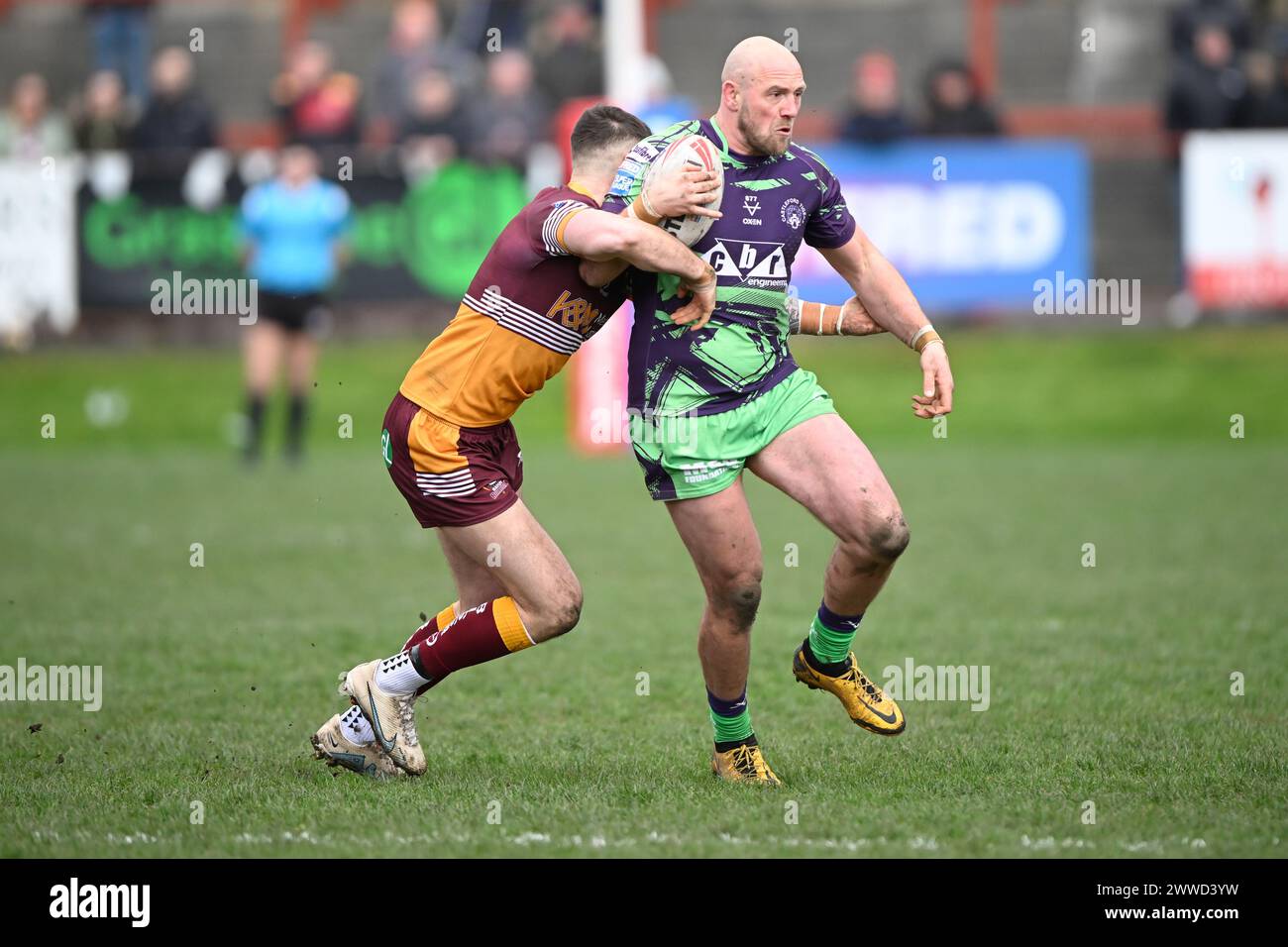 Liam Watts of Castleford Tigers tackled by Josh Hodson of Batley ...