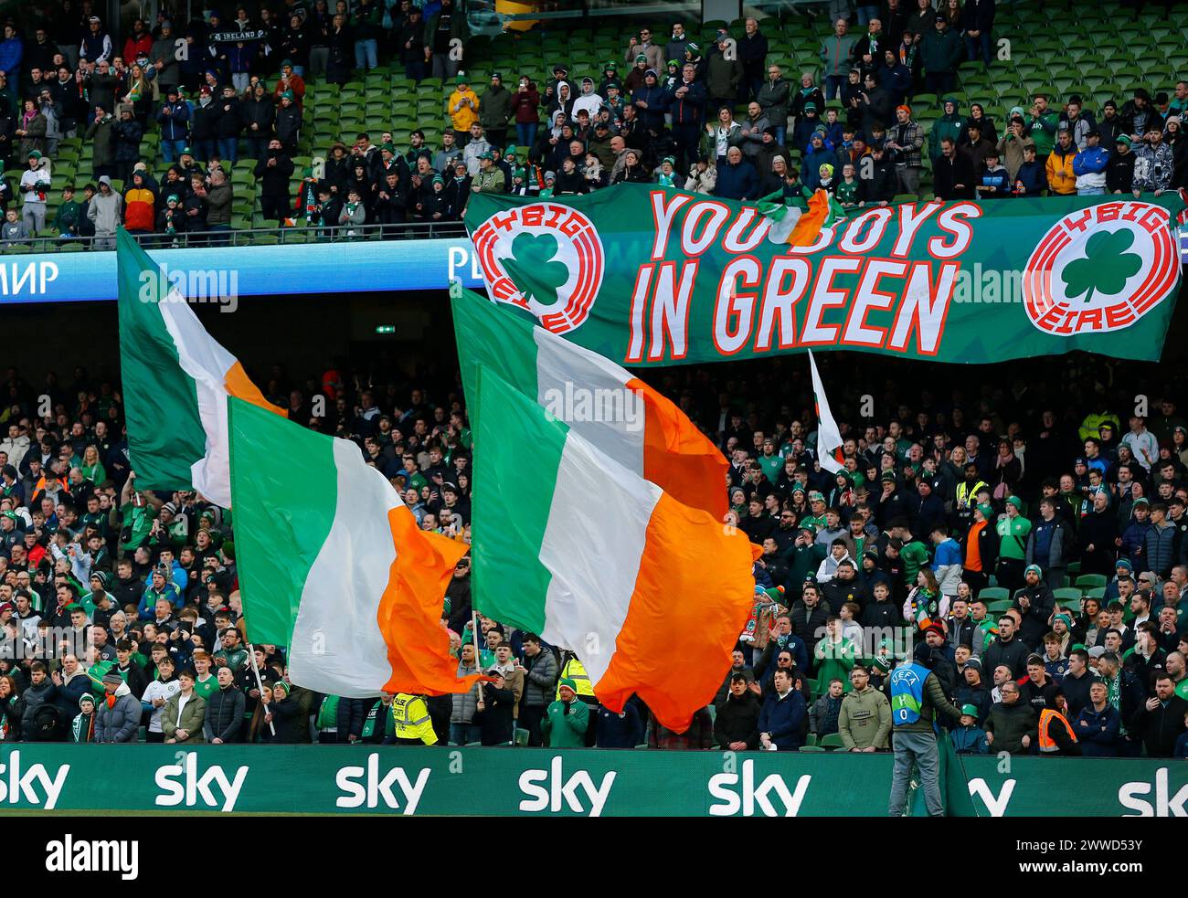 Irish football supporters hi-res stock photography and images - Alamy
