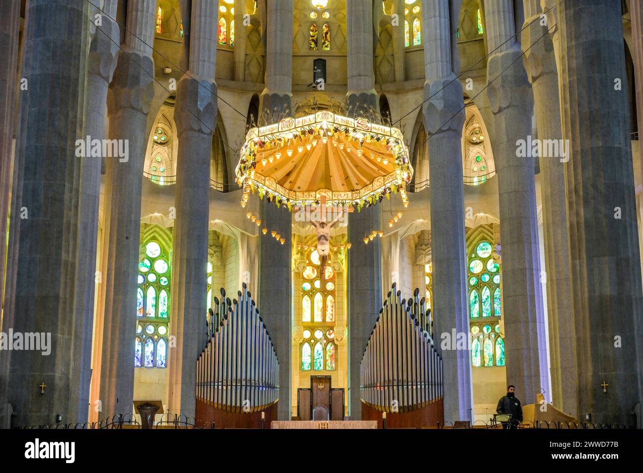 Schirm über Kruzifix über Hochaltar, Sagrada Familia, Basilica von Antoni Gaudi, Barcelona ...