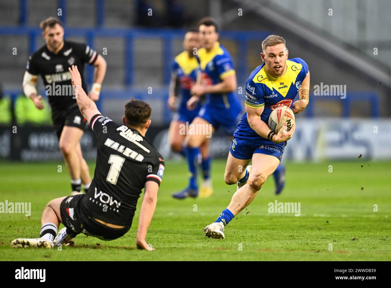 Matt Dufty of Warrington Wolves makes a break during the Betfred ...