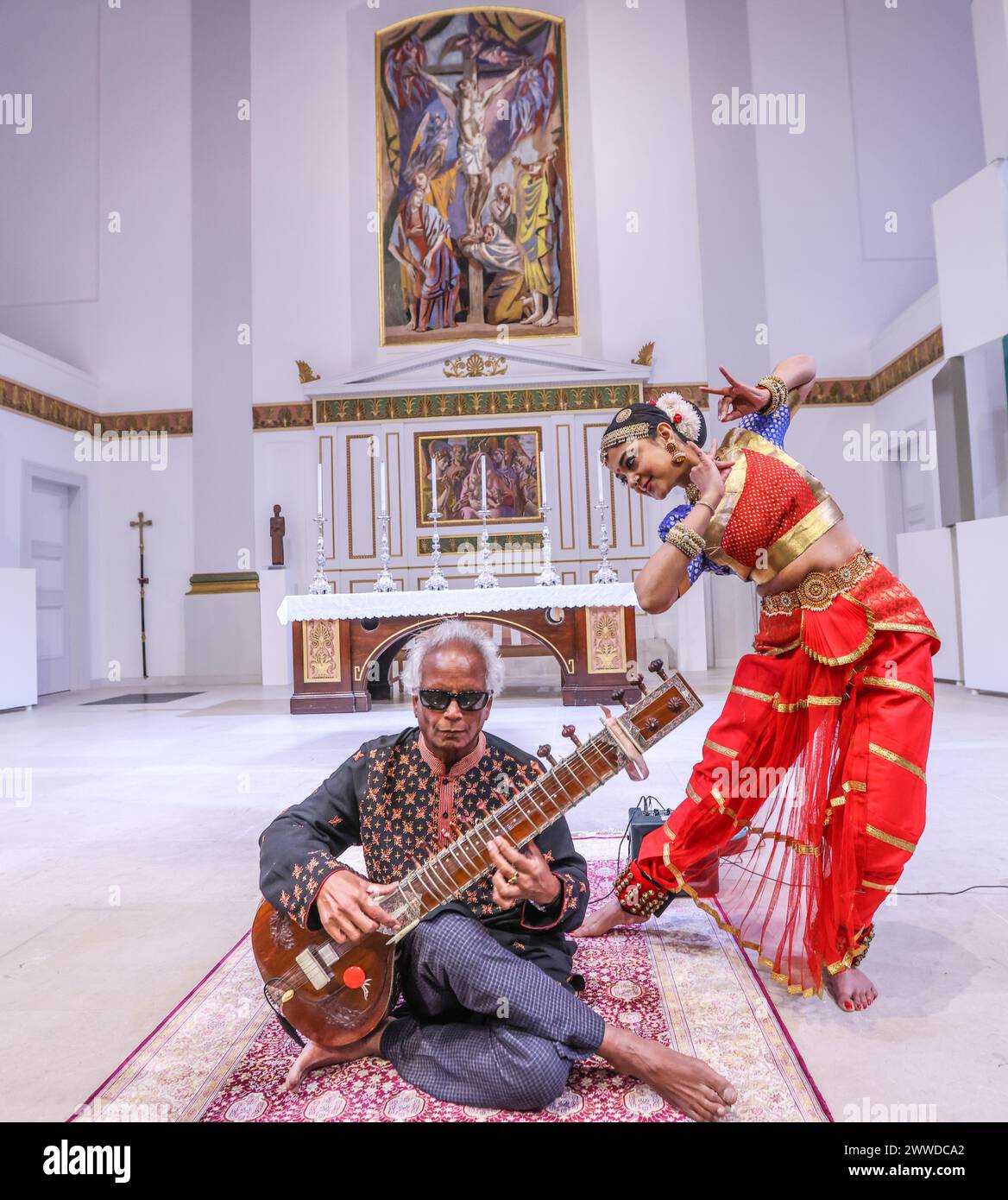 Cuchipudi dancer and sitar player hi-res stock photography and images ...