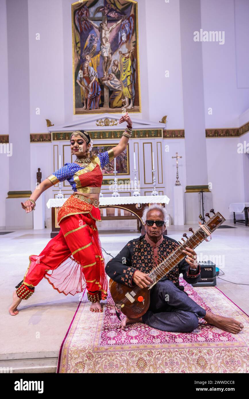 Cuchipudi dancer and sitar player hi-res stock photography and images ...