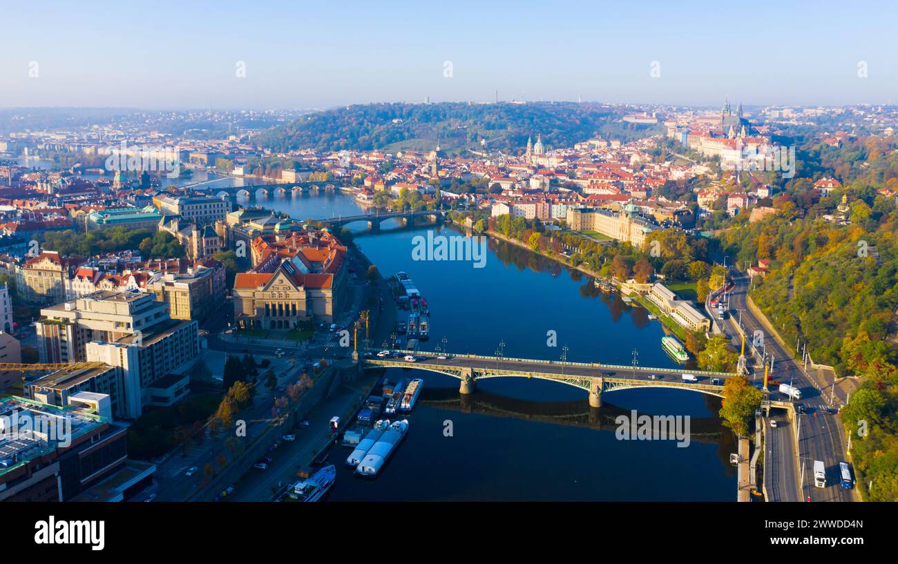 Prague bridge riverside view castle hi-res stock photography and images ...