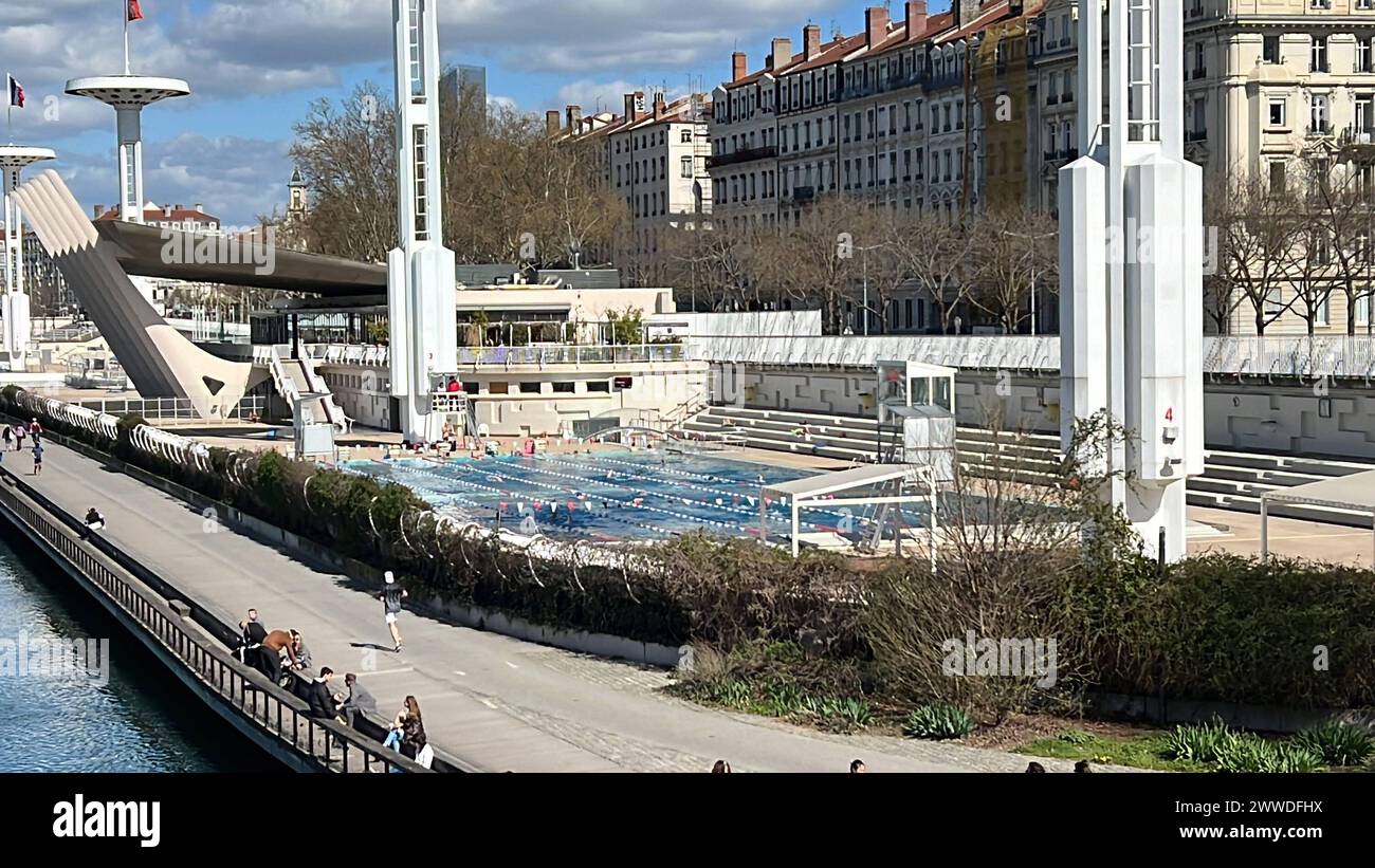 Schwimmbad an der Rhone in Lyon - Lyon 23.03.2024: Sightseeing Lyon ...
