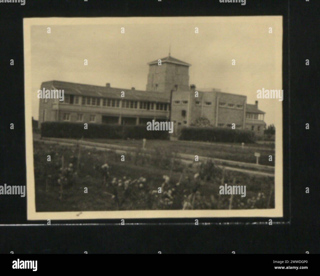 1950 school building hi-res stock photography and images - Alamy