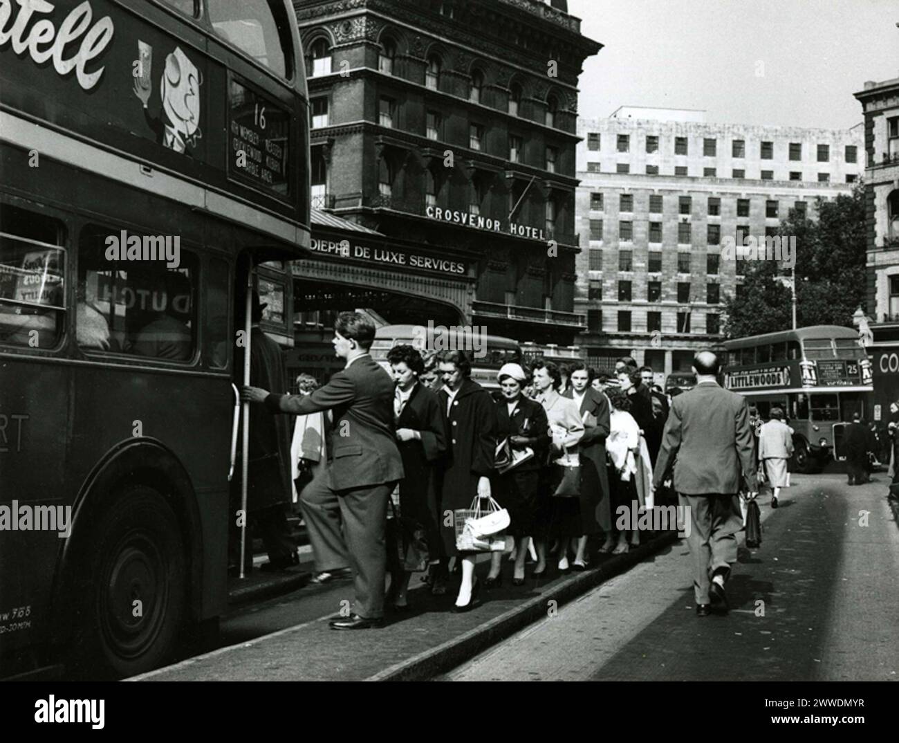 London number 16 bus hi-res stock photography and images - Alamy