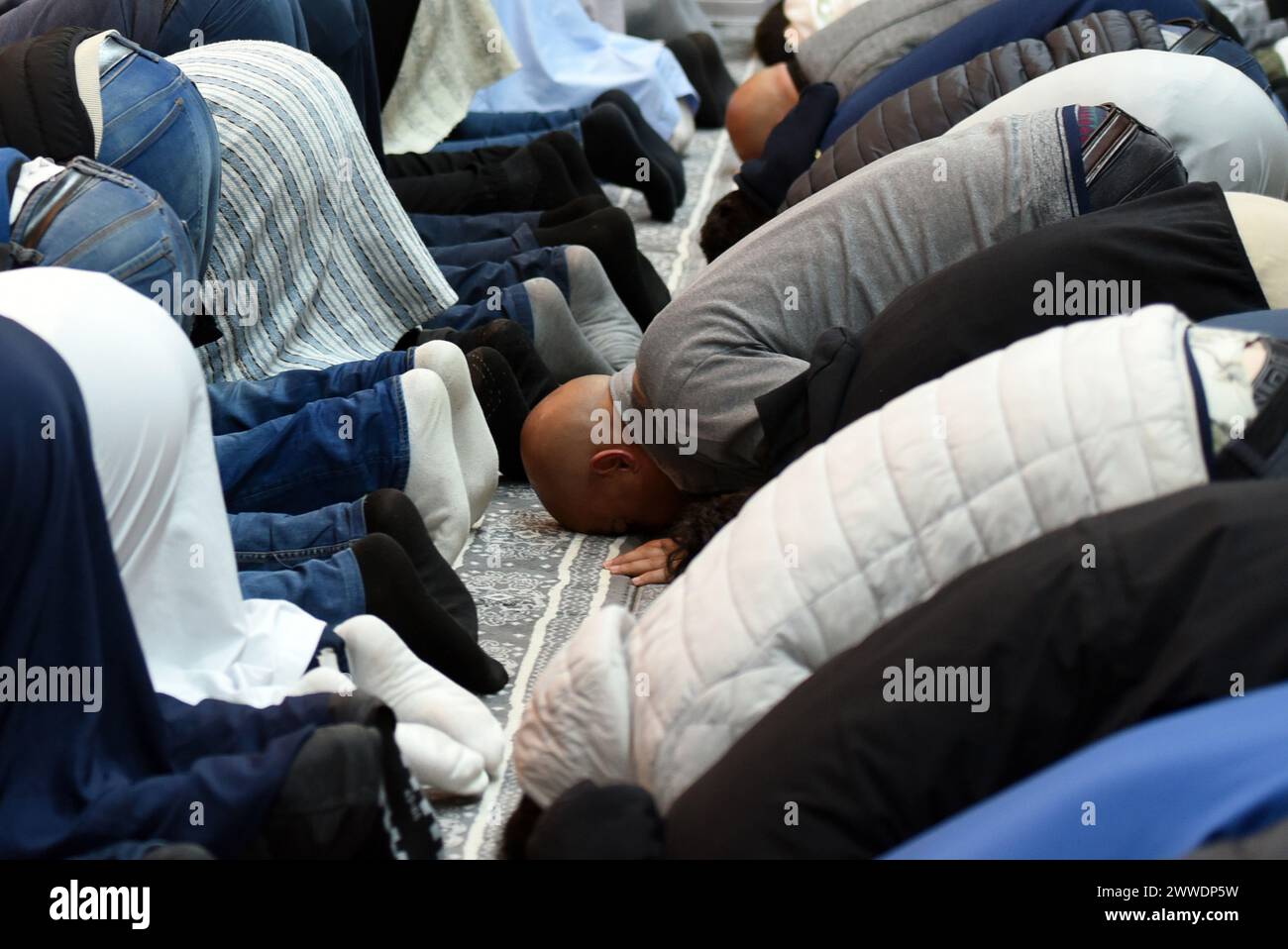 Sujud hi-res stock photography and images - Alamy