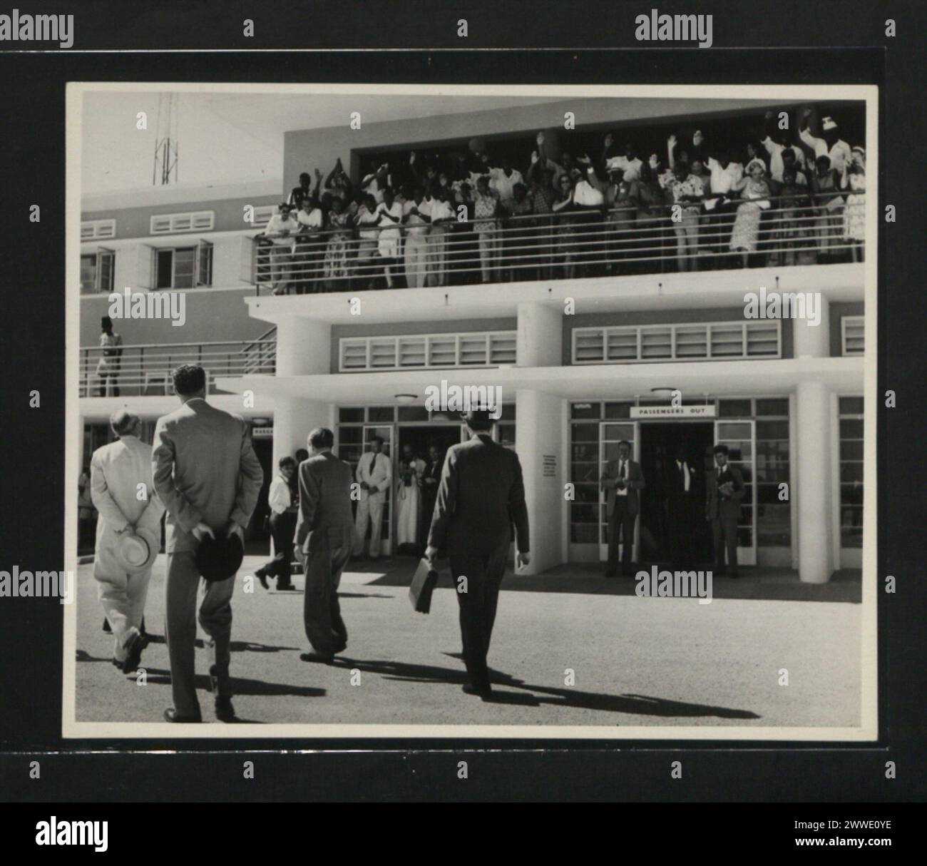 Description: Crowds welcoming Colonial Secretary Iain Macleod at Dar-es ...