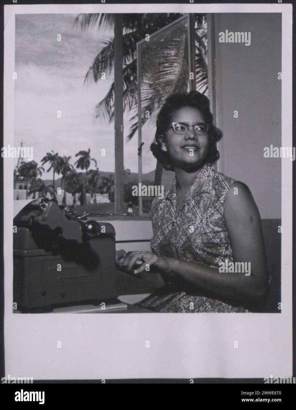 Office typist 1960 hi-res stock photography and images - Alamy