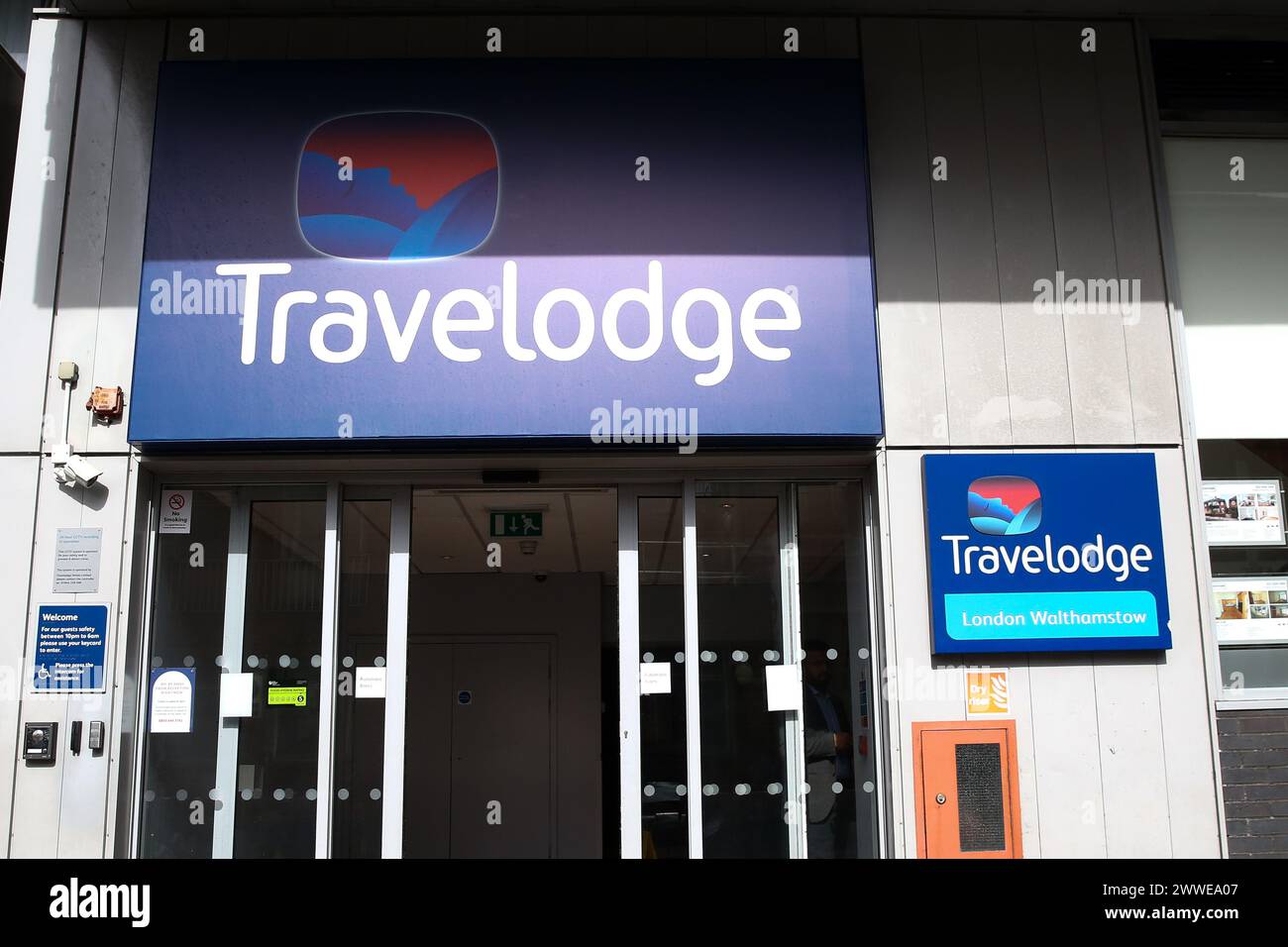 Travelodge hotel business logo sign hi-res stock photography and images ...