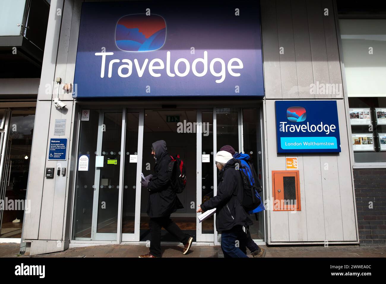 Travelodge hotel business logo sign hi-res stock photography and images ...