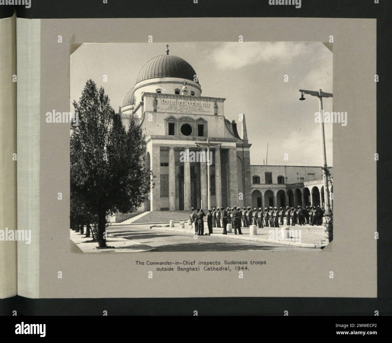 Description: The Commander-in-Chief inspect Sudanese troops outside ...