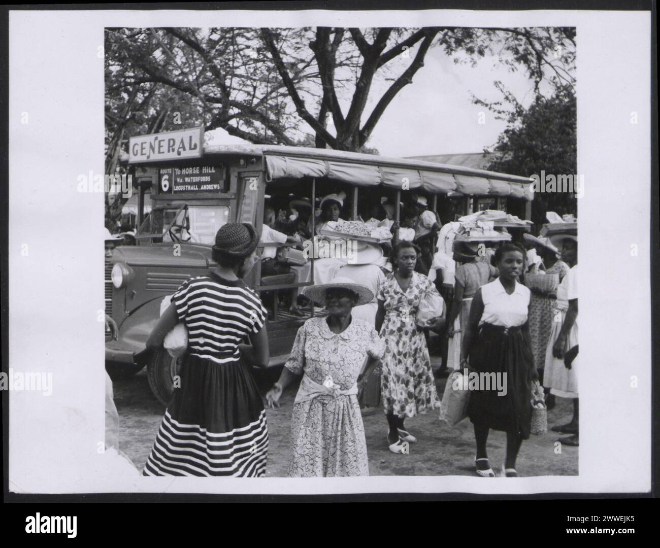 Barbados bus stop and passengers hi-res stock photography and images ...