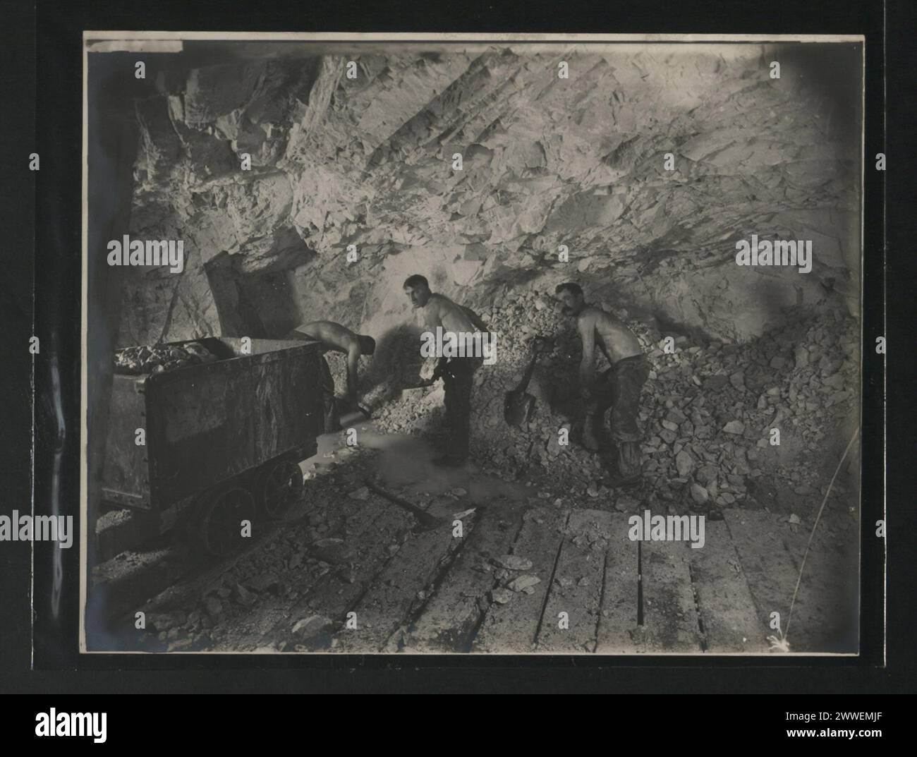 Description: Miners at work between 850 & 950 ft levels Luida inclined ...