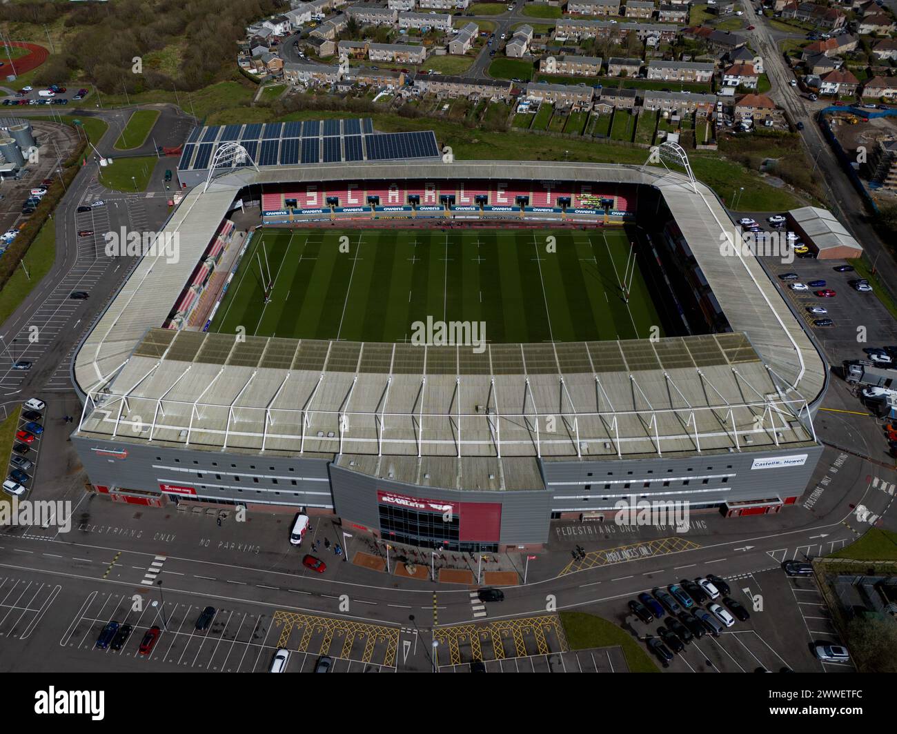 Scarlets hi-res stock photography and images - Alamy