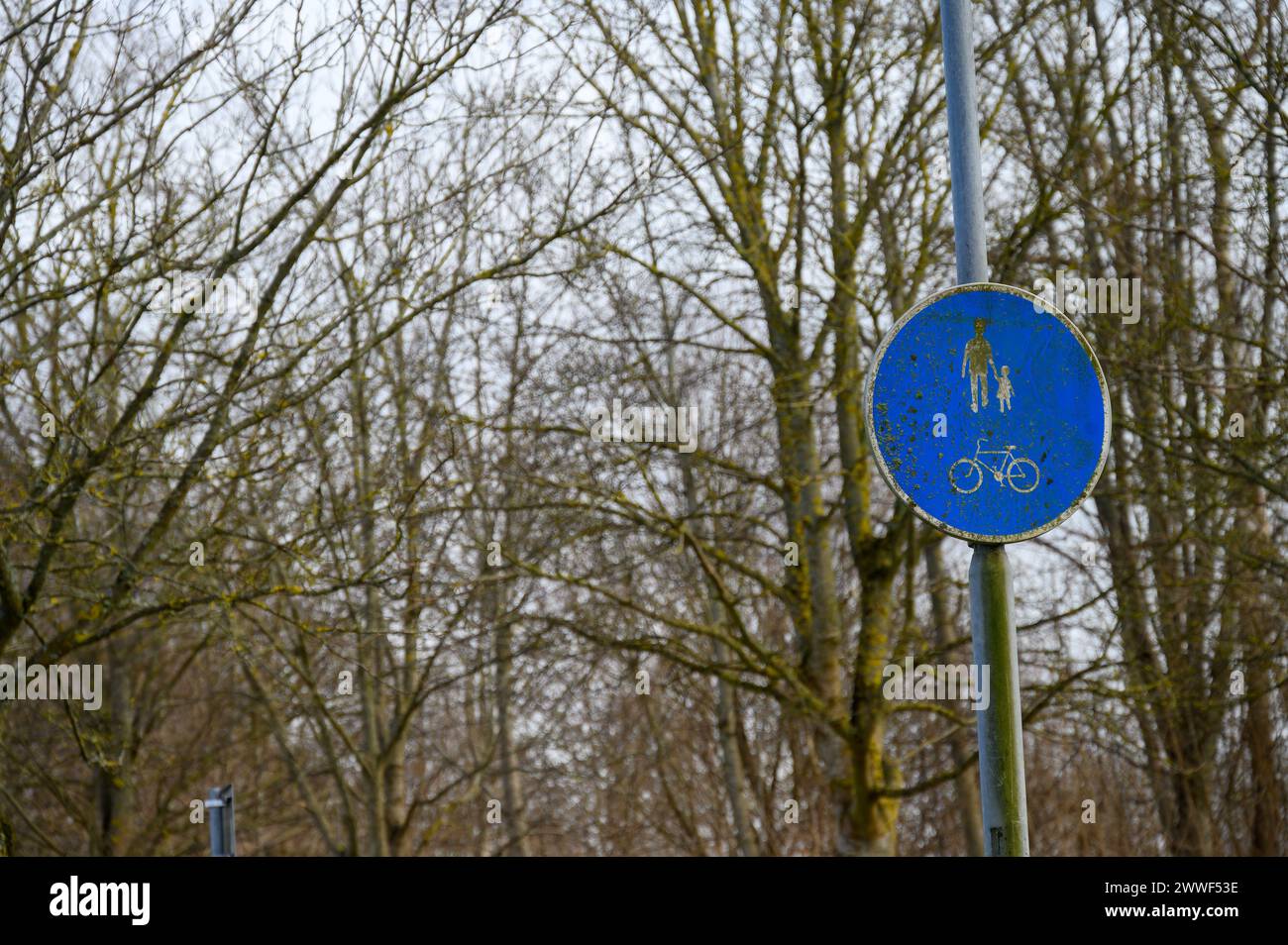 Cycle and walkway path sign Stock Photo - Alamy
