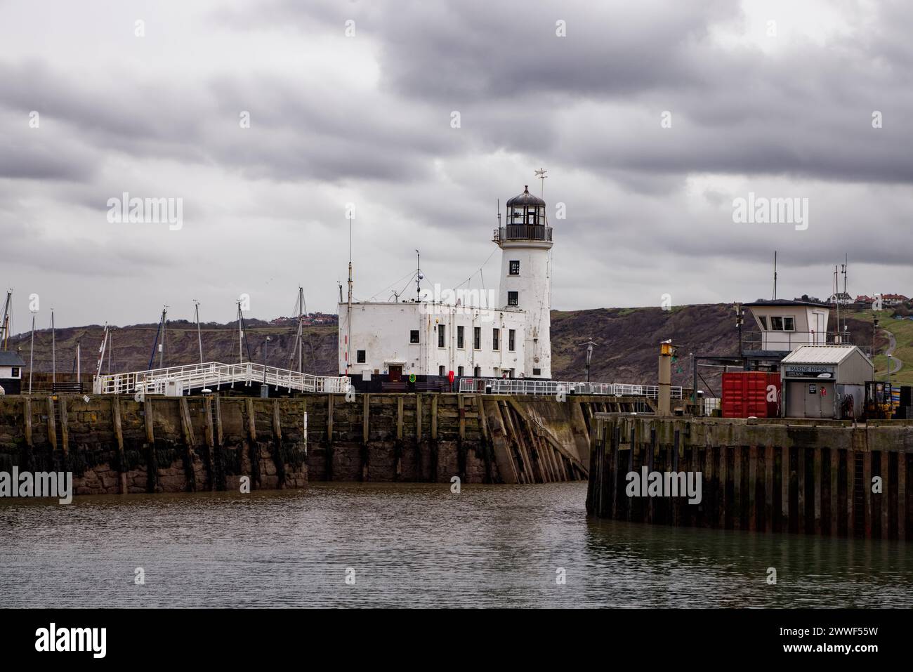 Scarborough lighthouse on yorkshire hi-res stock photography and images ...