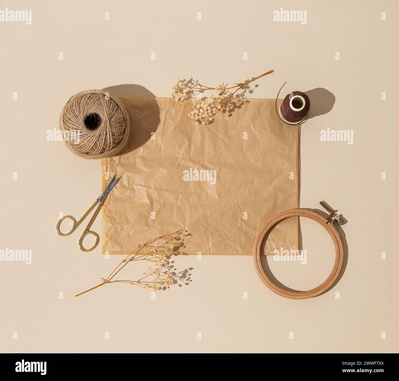 Jute craft flowers hi-res stock photography and images - Alamy