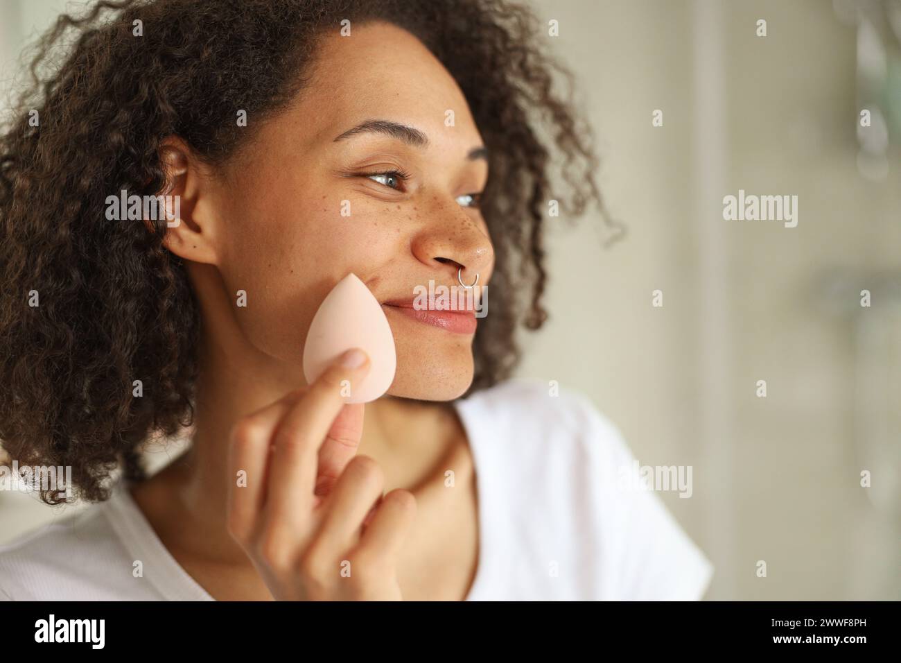 Sponge apply makeup hi-res stock photography and images - Alamy