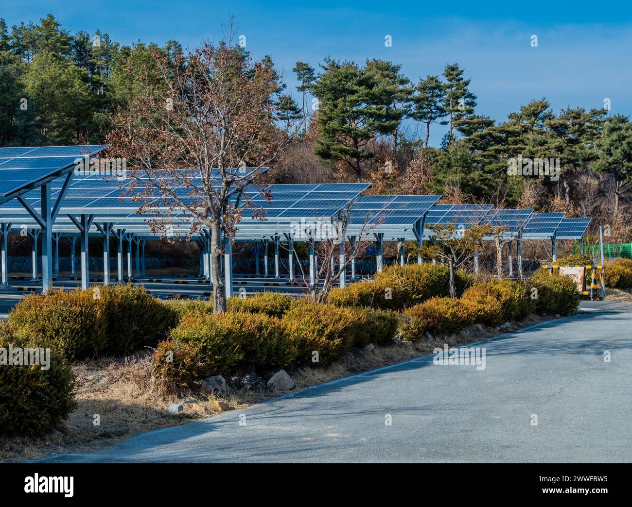 Solar shade parking hi-res stock photography and images - Alamy