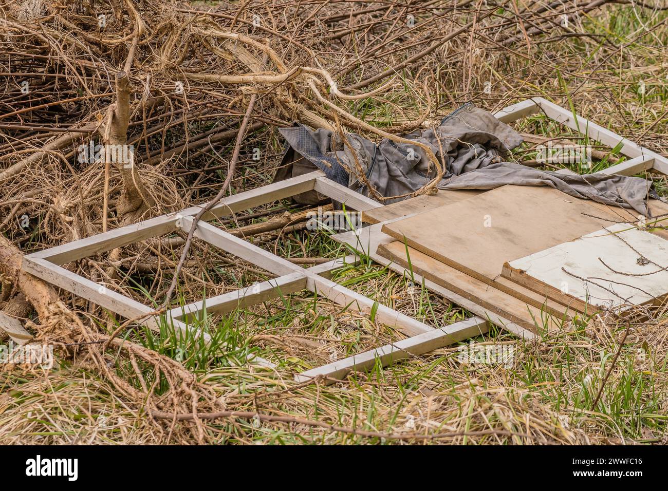 Broken picture frame hi-res stock photography and images - Alamy