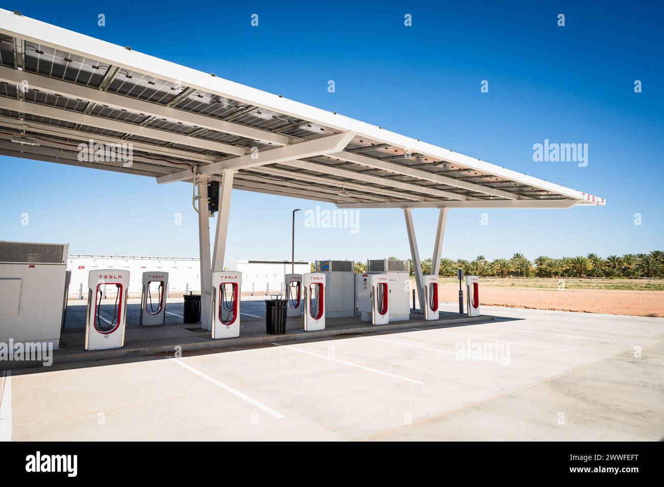 A Tesla Supercharger electric vehicle charging station near Dateland AZ ...