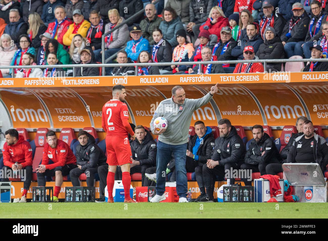 Football match, coach Frank SCHMIDT 1.FC Heidenheim gives the direction ...