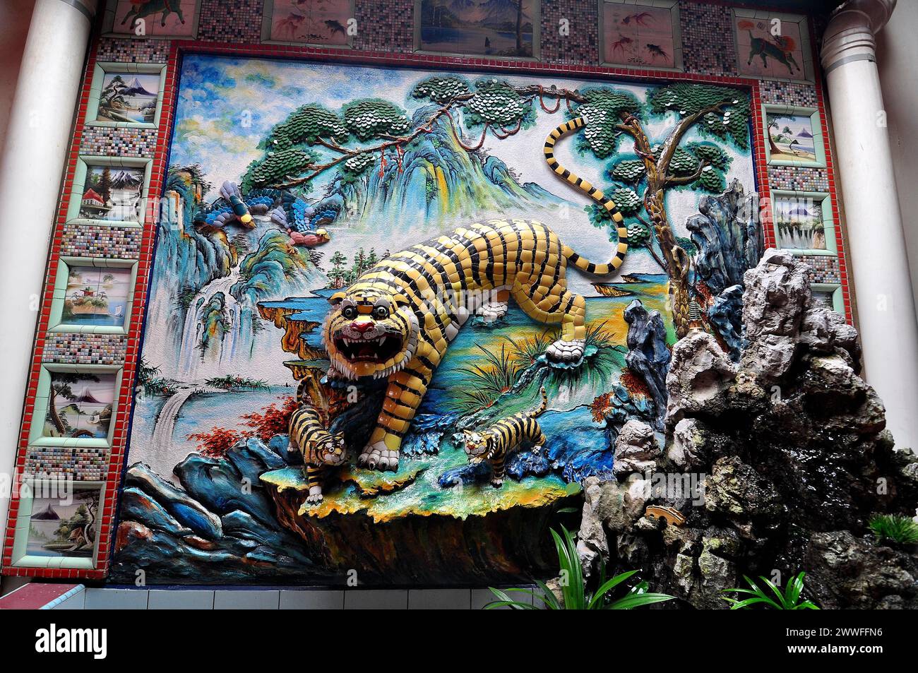 Tiger statue hi-res stock photography and images - Alamy