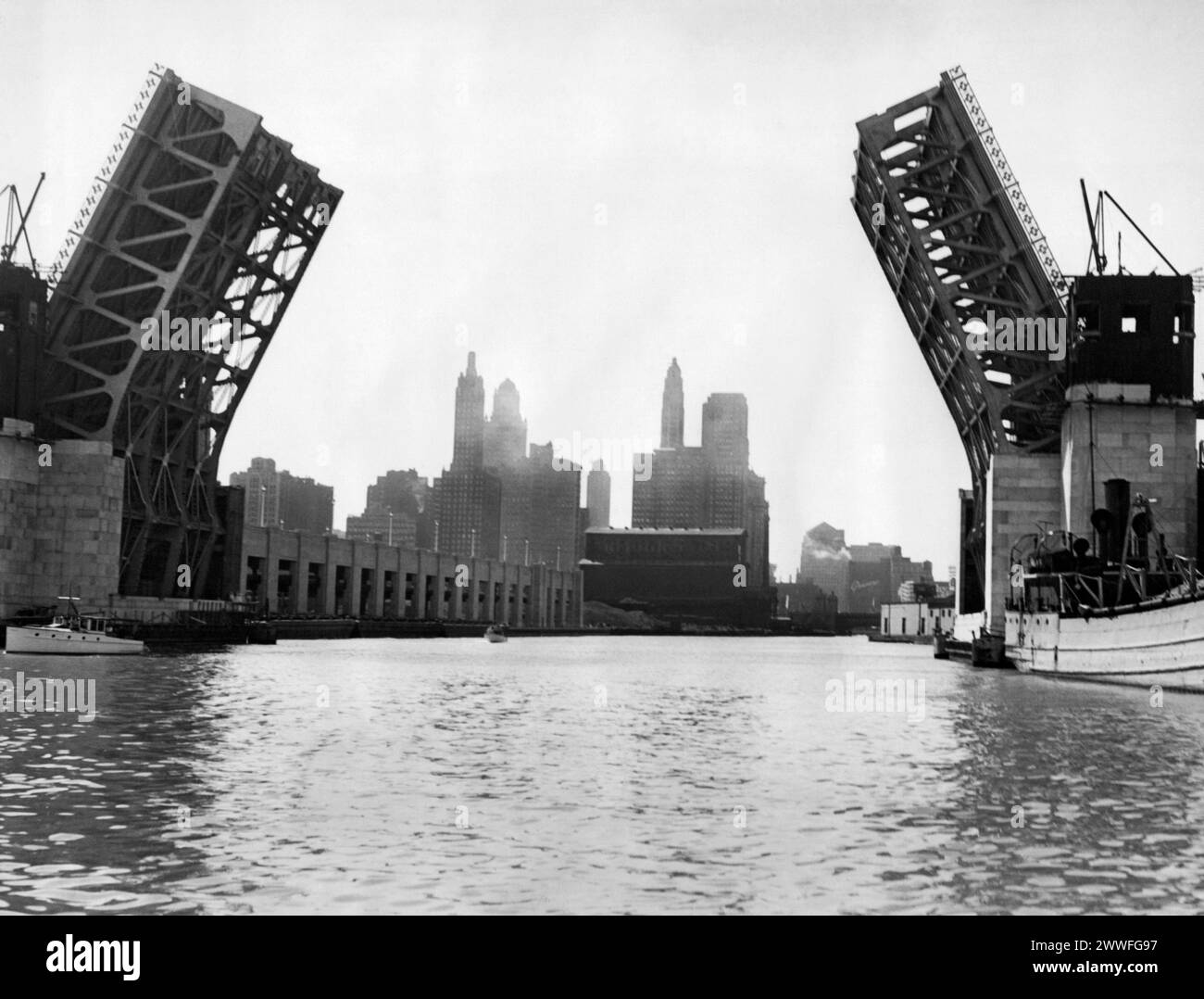 Chicago 1930s skyline hi-res stock photography and images - Alamy