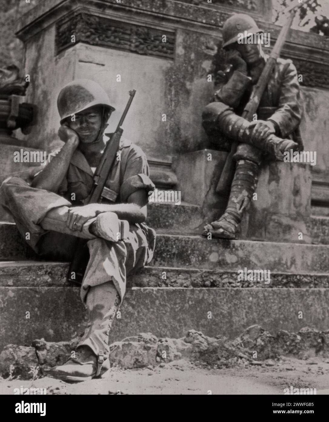 Two italian soldiers resting hi-res stock photography and images - Alamy