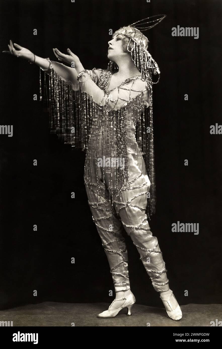 London, England c. 1924 Actress and sculptor Jacob Epstein muse Meum ...