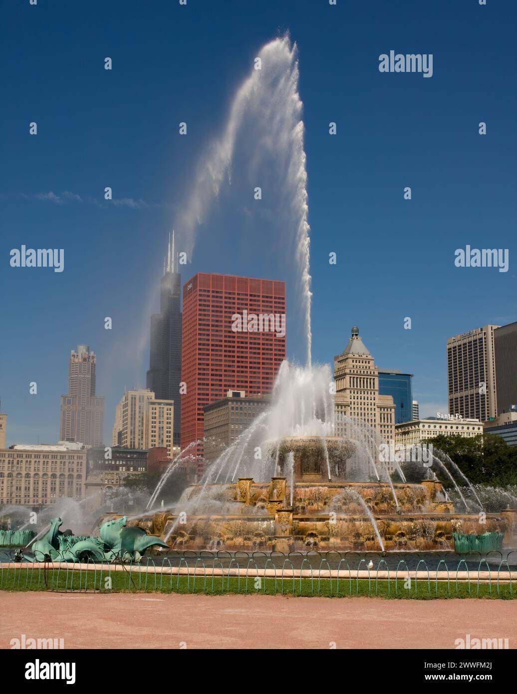 Chicago, Illinois - Buckingham Fountain. Willis Tower (formerly Sears ...