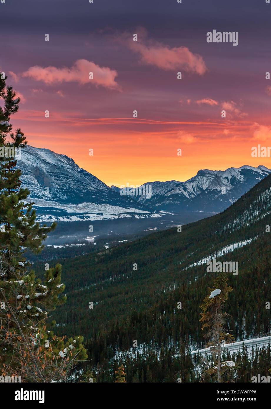 Sunrise over lookout mountain peak hi-res stock photography and images ...