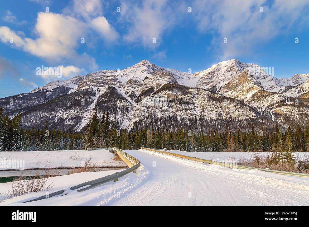Canmore mountains hi-res stock photography and images - Alamy