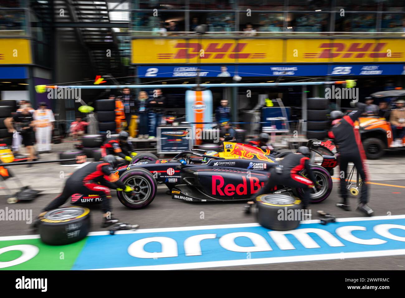 20 HADJAR Isack (fra), Campos Racing, Dallara F2 2024, pit stop during ...