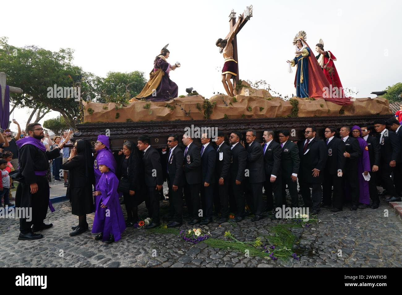 Antigua, Guatemala. 23 March, 2024. Penitents carry a massive ...
