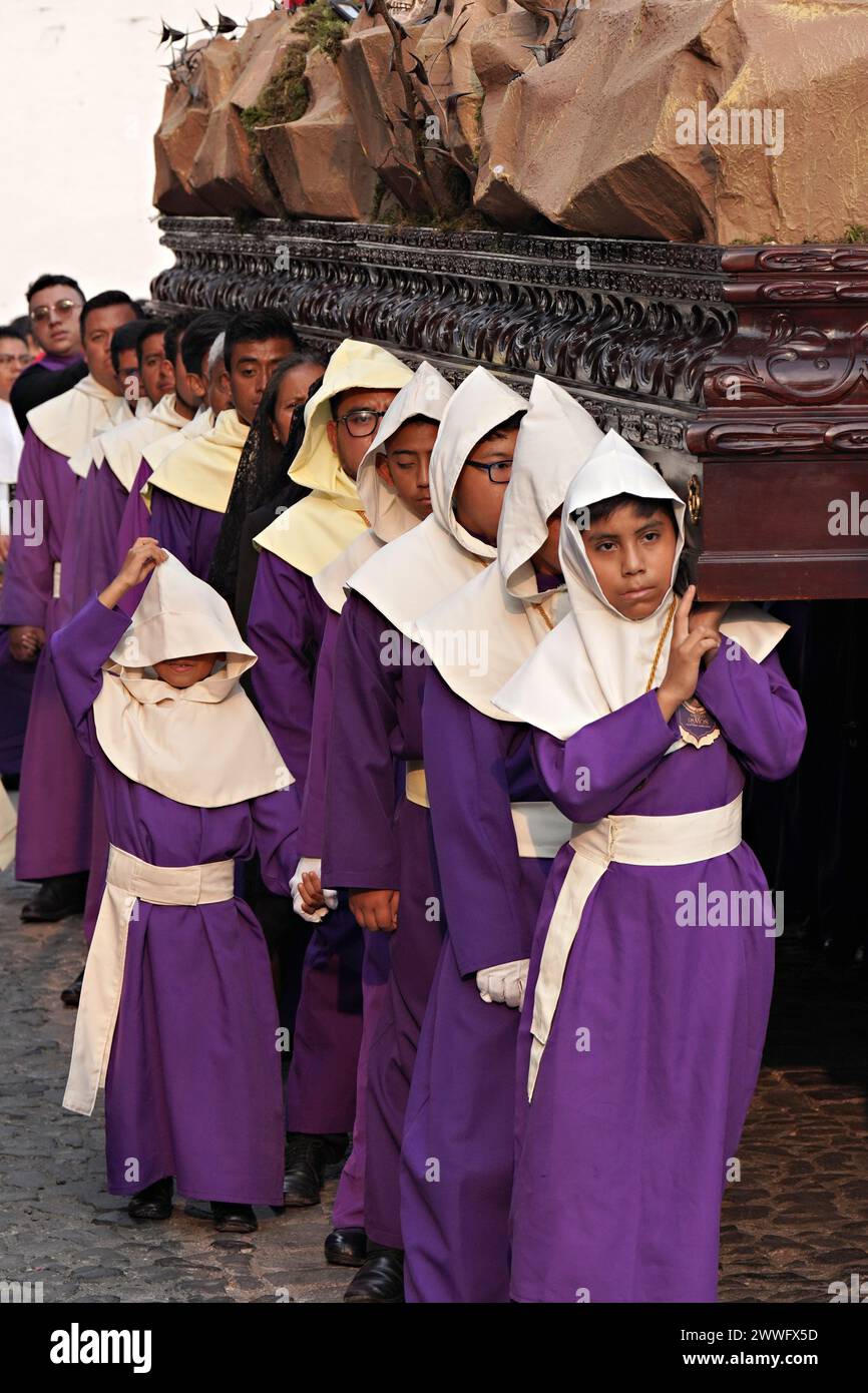 Antigua, Guatemala. 23rd Mar, 2024. Penitents carry a massive ...
