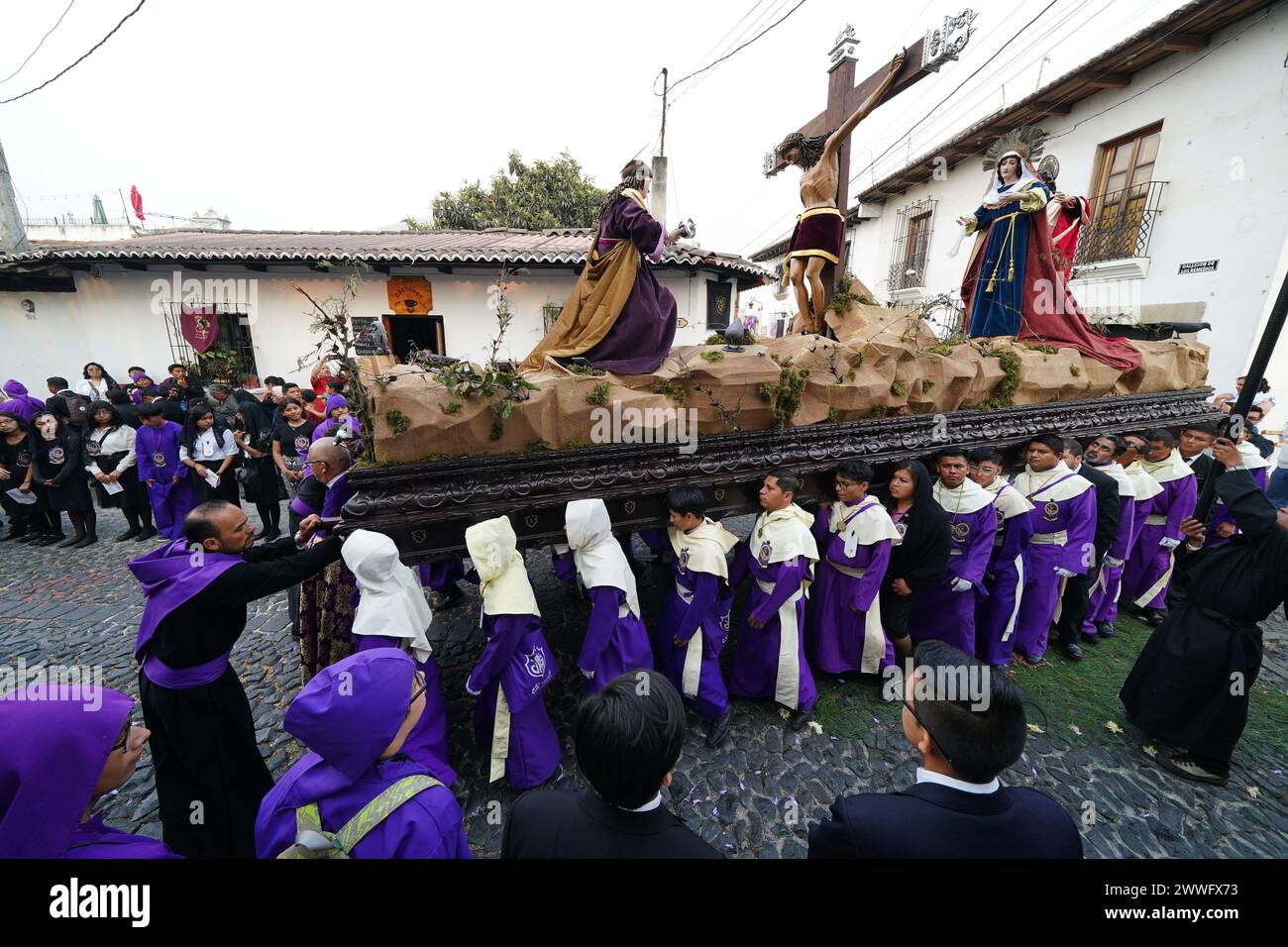 Antigua, Guatemala. 23rd Mar, 2024. Penitents carry a massive ...