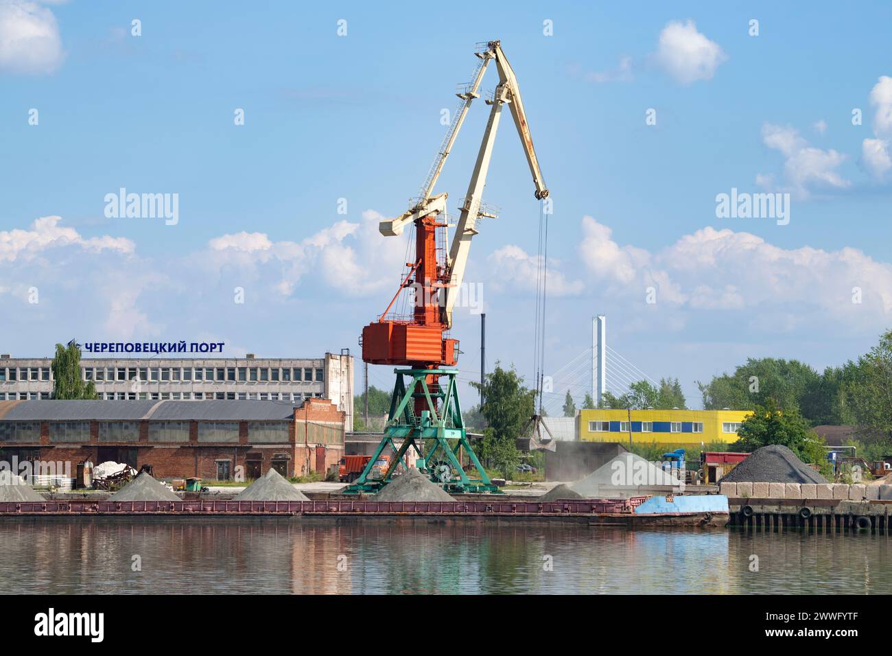 CHEREPOVETS, RUSSIA - AUGUST 04, 2022: A crane on the bank of the Sheksna on a sunny August day ...