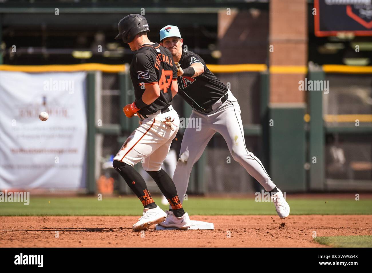 Arizona Diamondbacks second baseman Kevin Newman (9)misses a pick off ...