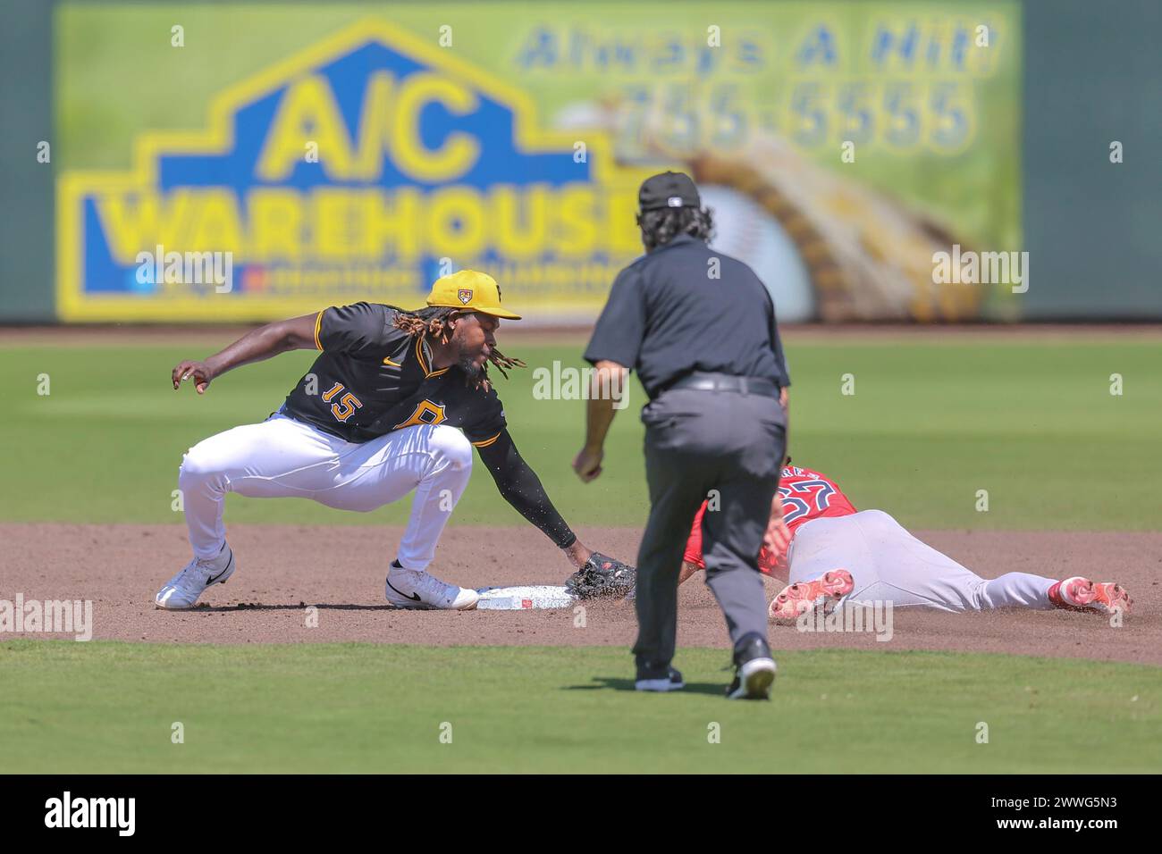 Bradenton, FL: Pittsburgh Pirates shortstop Oneil Cruz (15) gets the ...